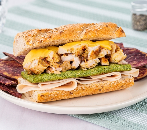 SANDWICH DE POLLO CON TORTILLA AL PESTO | Mr. Pollo